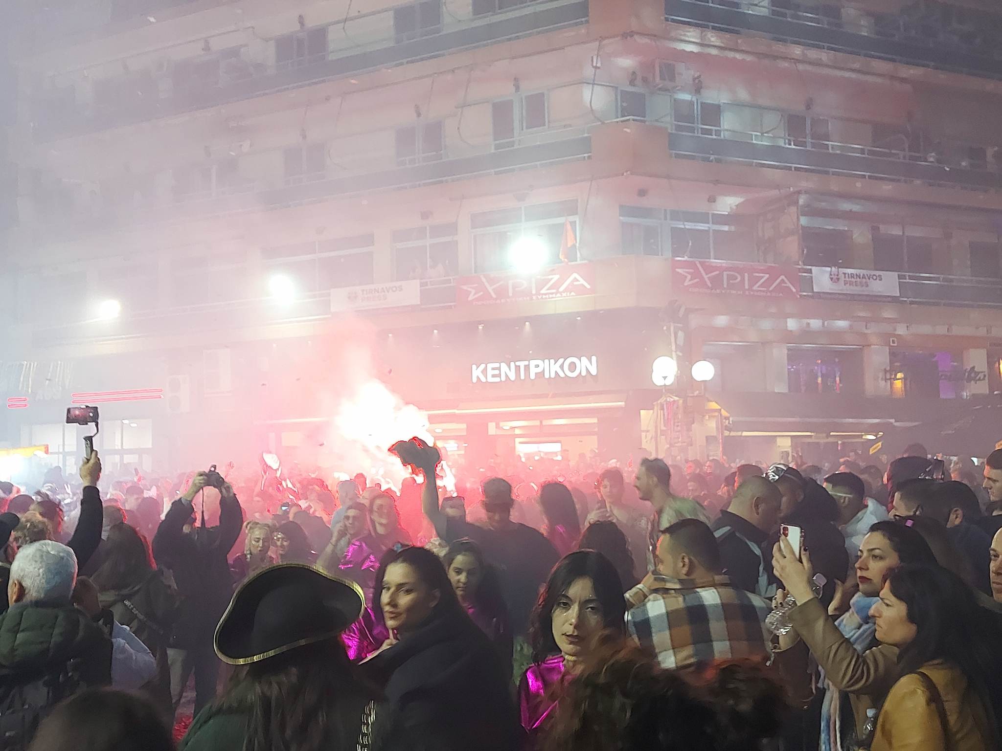"Βούλιαξε" ο Τύρναβος για το Καρναβάλι - Δείτε βίντεο και φωτογραφίες ...