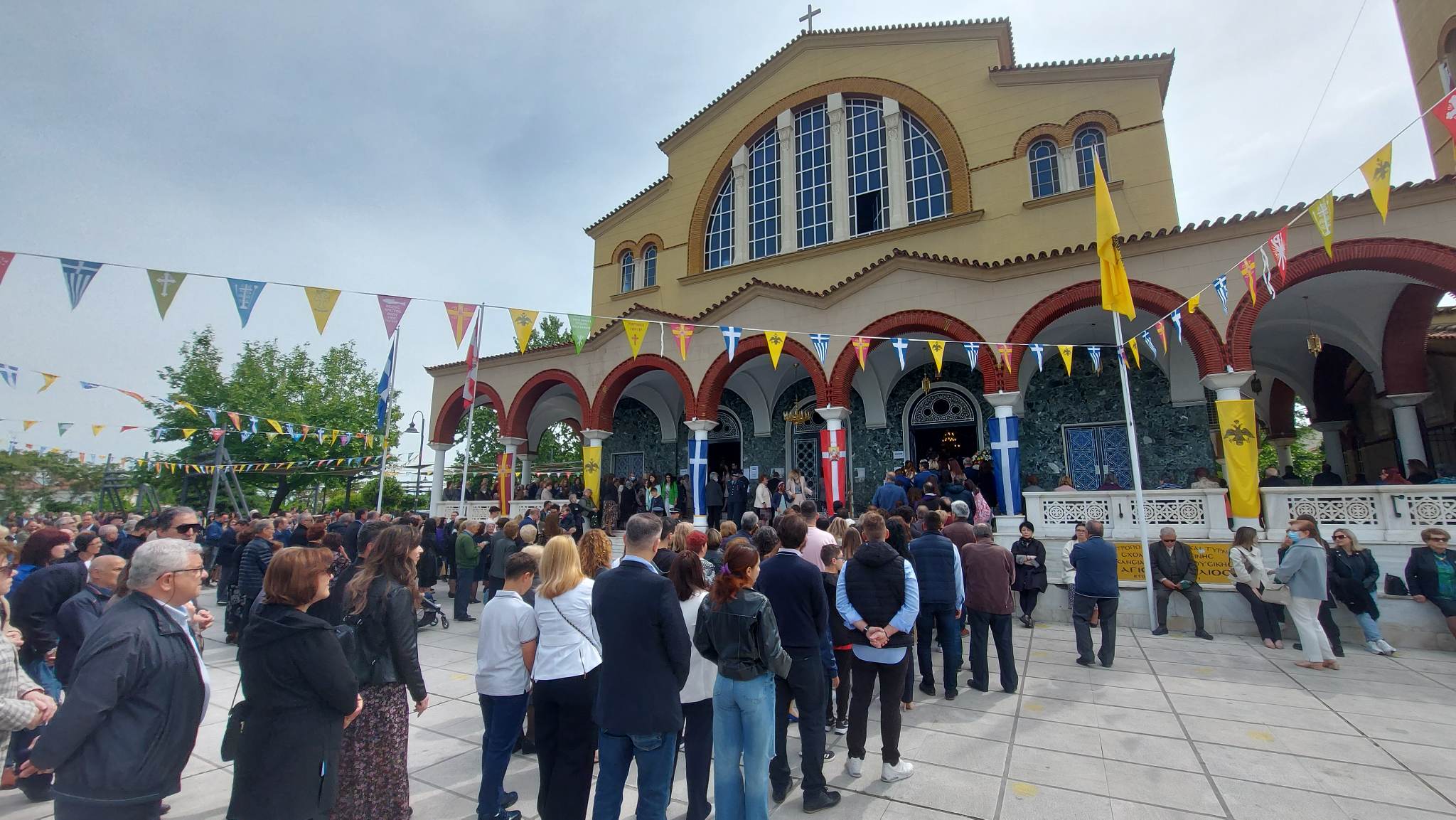 Οι Λαρισαίοι τιμούν τον πολιούχο τους - Πλήθος κόσμου προσκυνά τον Άγιο ...